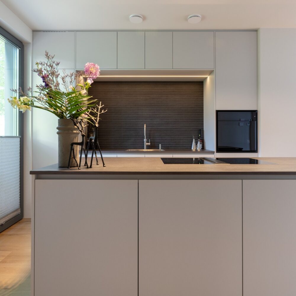 Strakke moderne keuken met nis